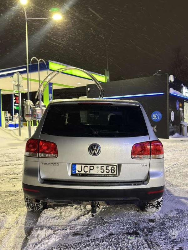 Pelēks Volkswagen Touareg 2006 Viļņa, ar dzinēja tilpumu 2.46 L un nobraukumu 300 tūkst. km par 2450 €, foto 7 vietnē AUTOMOTO.COM.LV