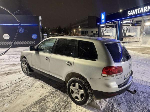 Pelēks Volkswagen Touareg 2006 Viļņa, ar dzinēja tilpumu 2.46 L un nobraukumu 300 tūkst. km par 2450 €, foto 9 vietnē AUTOMOTO.COM.LV