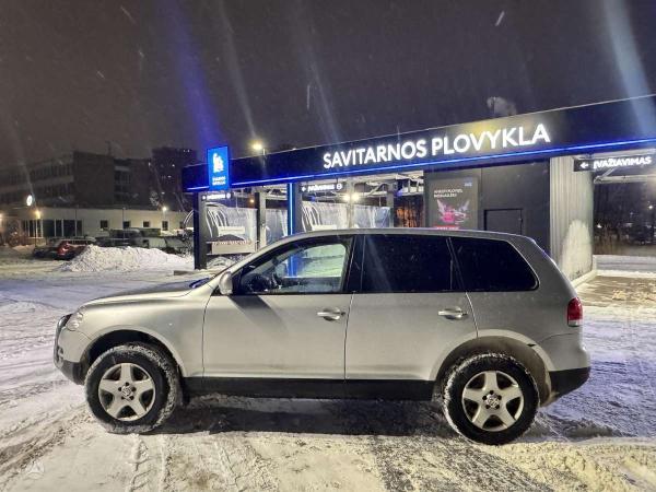 Pelēks Volkswagen Touareg 2006 Viļņa, ar dzinēja tilpumu 2.46 L un nobraukumu 300 tūkst. km par 2450 €, foto 10 vietnē AUTOMOTO.COM.LV