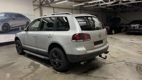 Pelēks Volkswagen Touareg 2006 Prienai, ar dzinēja tilpumu 2.97 L un nobraukumu 245 tūkst. km par 2600 €, foto 1 vietnē AUTOMOTO.COM.LV