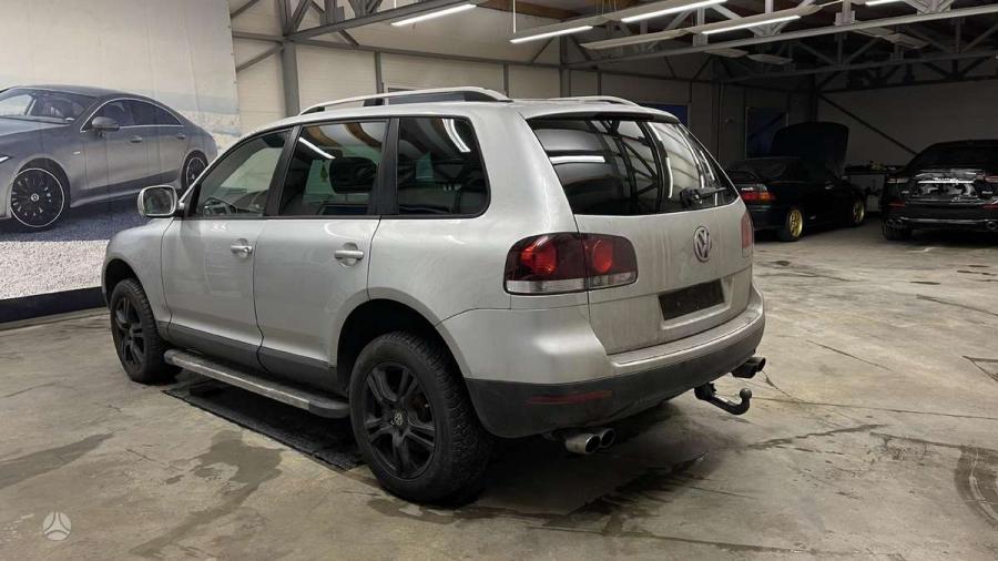 Pelēks Volkswagen Touareg 2006 Prienai, ar dzinēja tilpumu 2.97 L un nobraukumu 245 tūkst. km par 2600 €, foto 1 vietnē AUTOMOTO.COM.LV