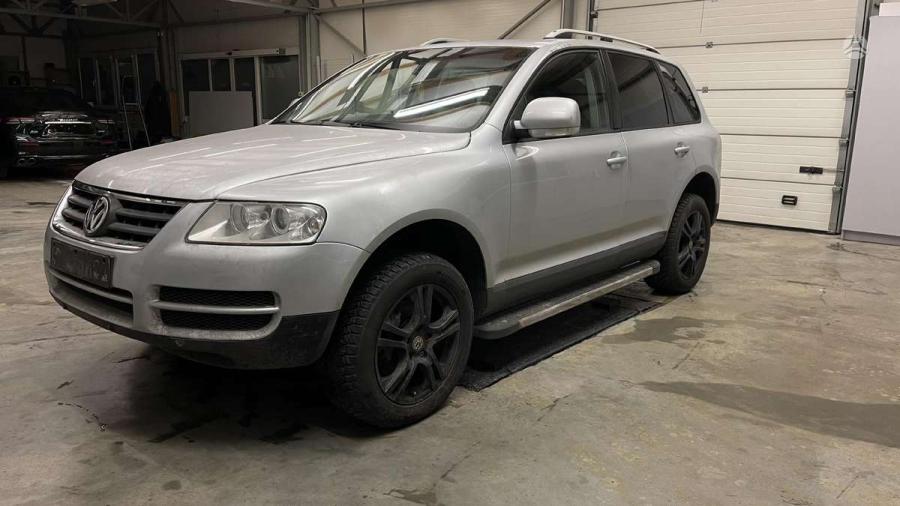 Pelēks Volkswagen Touareg 2006 Prienai, ar dzinēja tilpumu 2.97 L un nobraukumu 245 tūkst. km par 2600 €, foto 2 vietnē AUTOMOTO.COM.LV