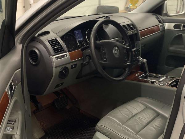 Pelēks Volkswagen Touareg 2006 Prienai, ar dzinēja tilpumu 2.97 L un nobraukumu 245 tūkst. km par 2600 €, foto 5 vietnē AUTOMOTO.COM.LV