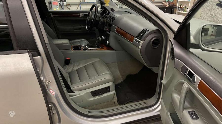 Pelēks Volkswagen Touareg 2006 Prienai, ar dzinēja tilpumu 2.97 L un nobraukumu 245 tūkst. km par 2600 €, foto 6 vietnē AUTOMOTO.COM.LV