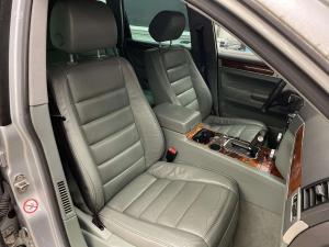 Pelēks Volkswagen Touareg 2006 Prienai, ar dzinēja tilpumu 2.97 L un nobraukumu 245 tūkst. km par 2600 €, foto 7 vietnē AUTOMOTO.COM.LV