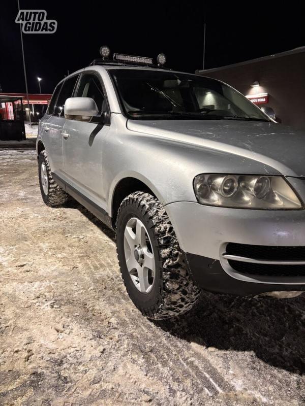Grey Volkswagen Touareg 2006 in Klaipeda, with an engine capacity of 2.50 L and mileage of 309 thousand km for 4100 €, photo 2 on AUTOMOTO.COM.LV