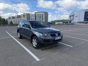 Pelēks Volkswagen Touareg 2006 Viļņa, ar dzinēja tilpumu 3.00 L un nobraukumu 383 tūkst. km par 3900 €, foto  vietnē AUTOMOTO.COM.LV