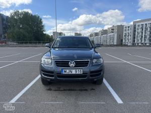 Pelēks Volkswagen Touareg 2006 Viļņa, ar dzinēja tilpumu 3.00 L un nobraukumu 383 tūkst. km par 3900 €, foto 3 vietnē AUTOMOTO.COM.LV