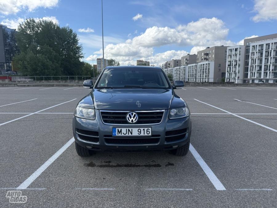 Pelēks Volkswagen Touareg 2006 Viļņa, ar dzinēja tilpumu 3.00 L un nobraukumu 383 tūkst. km par 3900 €, foto 3 vietnē AUTOMOTO.COM.LV