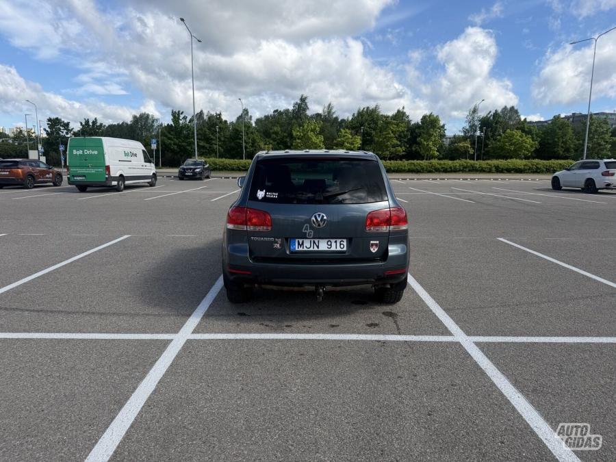 Pelēks Volkswagen Touareg 2006 Viļņa, ar dzinēja tilpumu 3.00 L un nobraukumu 383 tūkst. km par 3900 €, foto 7 vietnē AUTOMOTO.COM.LV