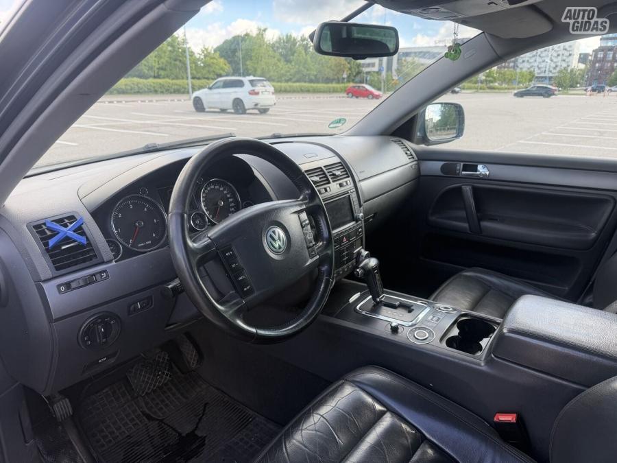 Pelēks Volkswagen Touareg 2006 Viļņa, ar dzinēja tilpumu 3.00 L un nobraukumu 383 tūkst. km par 3900 €, foto 8 vietnē AUTOMOTO.COM.LV