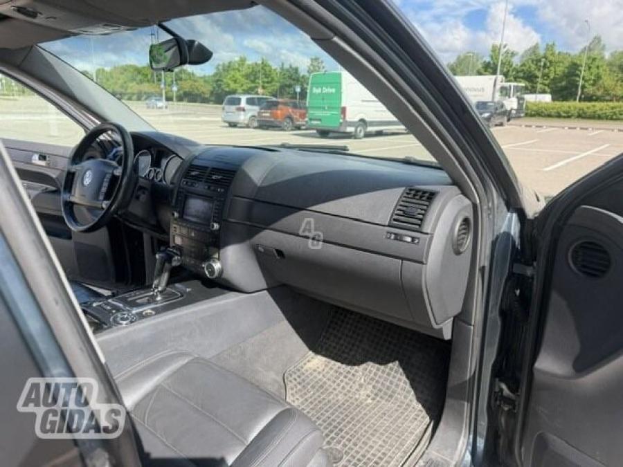 Pelēks Volkswagen Touareg 2006 Viļņa, ar dzinēja tilpumu 3.00 L un nobraukumu 383 tūkst. km par 3900 €, foto 9 vietnē AUTOMOTO.COM.LV