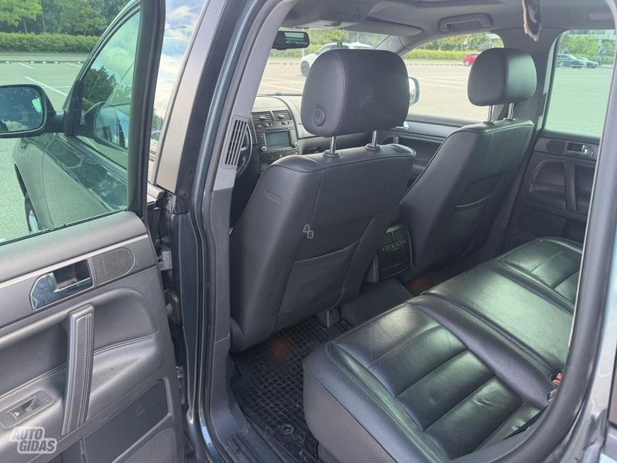 Pelēks Volkswagen Touareg 2006 Viļņa, ar dzinēja tilpumu 3.00 L un nobraukumu 383 tūkst. km par 3900 €, foto 10 vietnē AUTOMOTO.COM.LV
