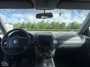 Pelēks Volkswagen Touareg 2006 Viļņa, ar dzinēja tilpumu 3.00 L un nobraukumu 383 tūkst. km par 3900 €, foto 12 vietnē AUTOMOTO.COM.LV