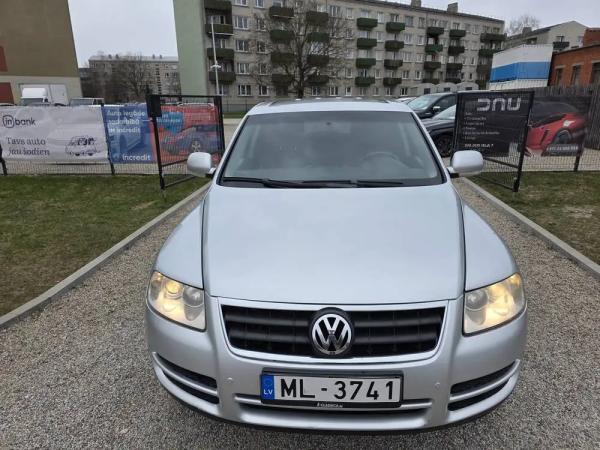 Grey Volkswagen Touareg 2006 in Ventspils, with an engine capacity of 2.50 L and mileage of 347 thousand km for 3490 €, photo 3 on AUTOMOTO.COM.LV