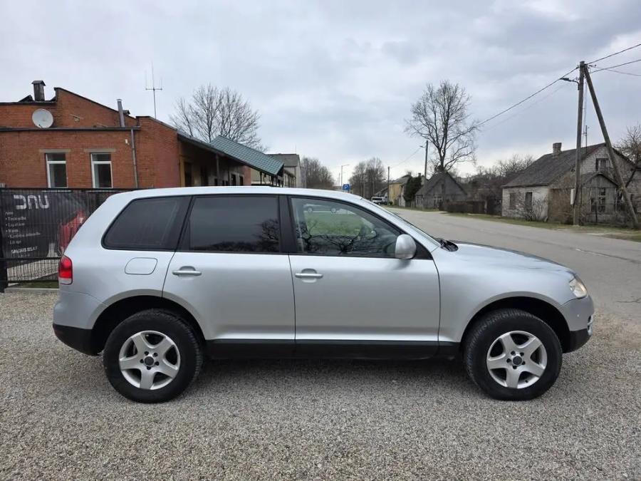 Pelēks Volkswagen Touareg 2006 Ventspils, ar dzinēja tilpumu 2.50 L un nobraukumu 347 tūkst. km par 3490 €, foto 7 vietnē AUTOMOTO.COM.LV