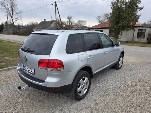 Grey Volkswagen Touareg 2006 in Ventspils, with an engine capacity of 2.50 L and mileage of 347 thousand km for 3490 €, photo 8 on AUTOMOTO.COM.LV