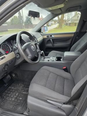 Pelēks Volkswagen Touareg 2006 Ventspils, ar dzinēja tilpumu 2.50 L un nobraukumu 347 tūkst. km par 3490 €, foto 10 vietnē AUTOMOTO.COM.LV
