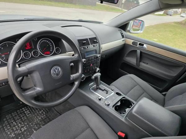 Grey Volkswagen Touareg 2006 in Ventspils, with an engine capacity of 2.50 L and mileage of 347 thousand km for 3490 €, photo 10 on AUTOMOTO.COM.LV