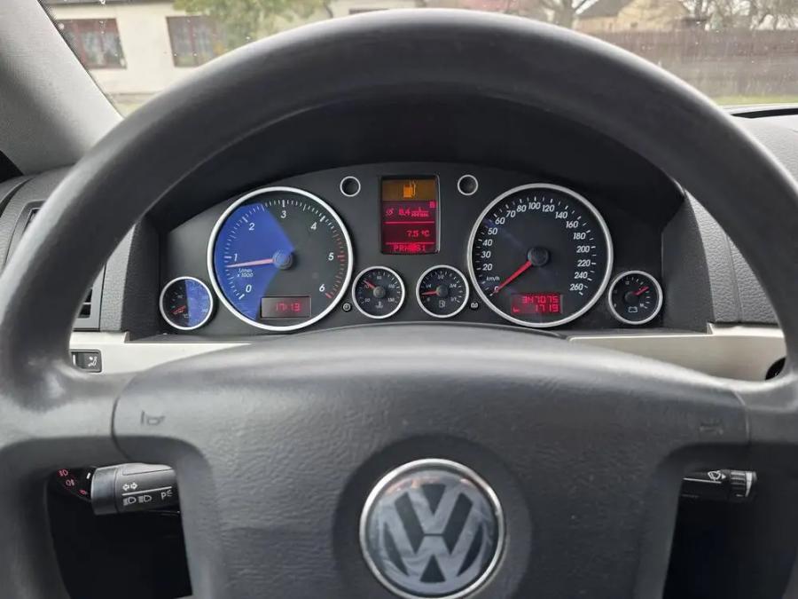 Pelēks Volkswagen Touareg 2006 Ventspils, ar dzinēja tilpumu 2.50 L un nobraukumu 347 tūkst. km par 3490 €, foto 13 vietnē AUTOMOTO.COM.LV