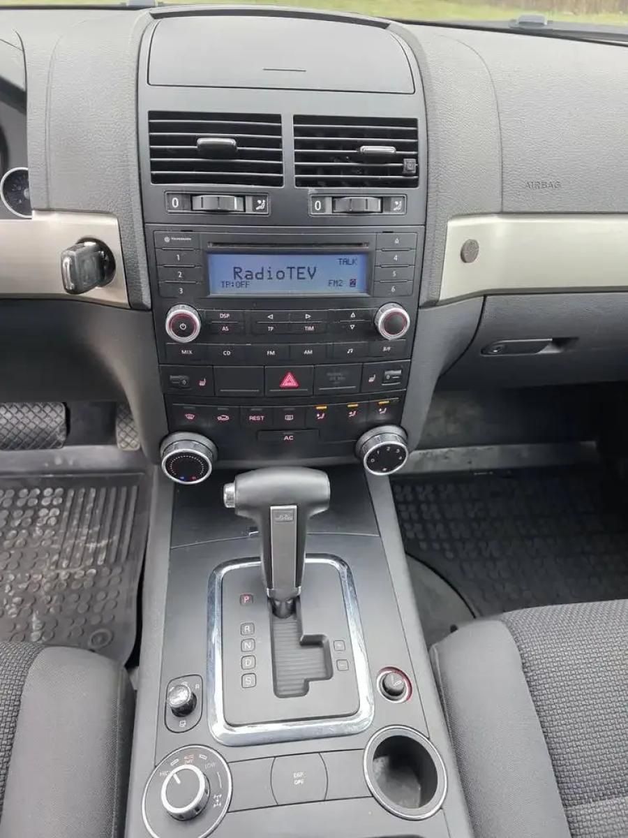 Pelēks Volkswagen Touareg 2006 Ventspils, ar dzinēja tilpumu 2.50 L un nobraukumu 347 tūkst. km par 3490 €, foto 14 vietnē AUTOMOTO.COM.LV
