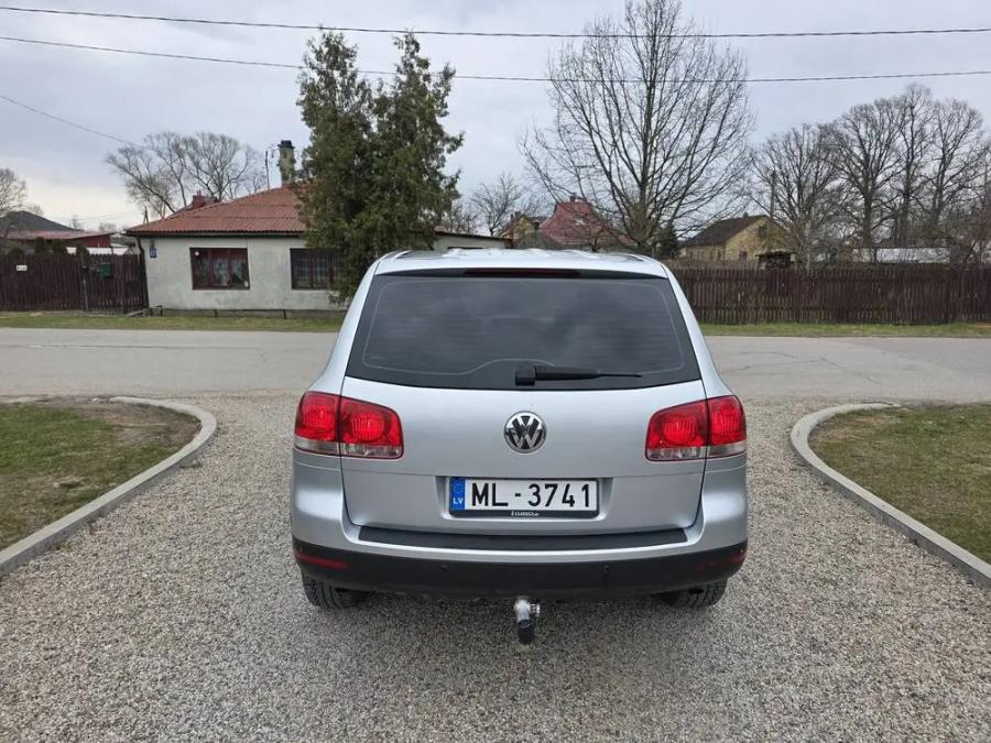 Pelēks Volkswagen Touareg 2006 Ventspils, ar dzinēja tilpumu 2.50 L un nobraukumu 347 tūkst. km par 3490 €, foto 16 vietnē AUTOMOTO.COM.LV