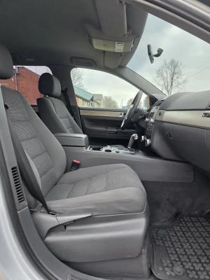 Pelēks Volkswagen Touareg 2006 Ventspils, ar dzinēja tilpumu 2.50 L un nobraukumu 347 tūkst. km par 3490 €, foto 17 vietnē AUTOMOTO.COM.LV