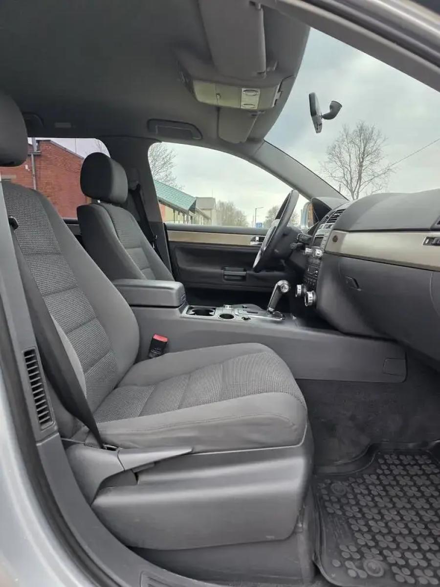 Pelēks Volkswagen Touareg 2006 Ventspils, ar dzinēja tilpumu 2.50 L un nobraukumu 347 tūkst. km par 3490 €, foto 17 vietnē AUTOMOTO.COM.LV