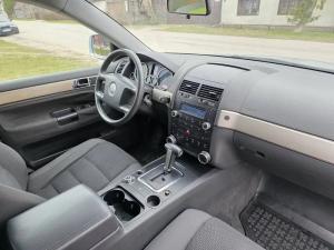 Pelēks Volkswagen Touareg 2006 Ventspils, ar dzinēja tilpumu 2.50 L un nobraukumu 347 tūkst. km par 3490 €, foto 18 vietnē AUTOMOTO.COM.LV