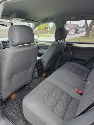 Pelēks Volkswagen Touareg 2006 Ventspils, ar dzinēja tilpumu 2.50 L un nobraukumu 347 tūkst. km par 3490 €, foto 20 vietnē AUTOMOTO.COM.LV