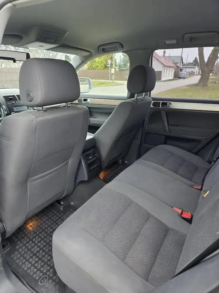 Pelēks Volkswagen Touareg 2006 Ventspils, ar dzinēja tilpumu 2.50 L un nobraukumu 347 tūkst. km par 3490 €, foto 20 vietnē AUTOMOTO.COM.LV