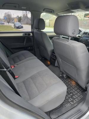 Pelēks Volkswagen Touareg 2006 Ventspils, ar dzinēja tilpumu 2.50 L un nobraukumu 347 tūkst. km par 3490 €, foto 21 vietnē AUTOMOTO.COM.LV