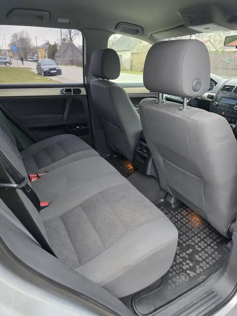 Pelēks Volkswagen Touareg 2006 Ventspils, ar dzinēja tilpumu 2.50 L un nobraukumu 347 tūkst. km par 3490 €, foto 21 vietnē AUTOMOTO.COM.LV