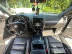 Pelēks Volkswagen Touareg 2006 Jēkabpils, ar dzinēja tilpumu 3.00 L un nobraukumu 374 tūkst. km par 3700 €, foto 4 vietnē AUTOMOTO.COM.LV