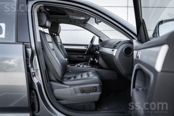 Grey Volkswagen Touareg 2006 in Riga, with an engine capacity of 3.00 L and mileage of 324 thousand km for 2995 €, photo 10 on AUTOMOTO.COM.LV