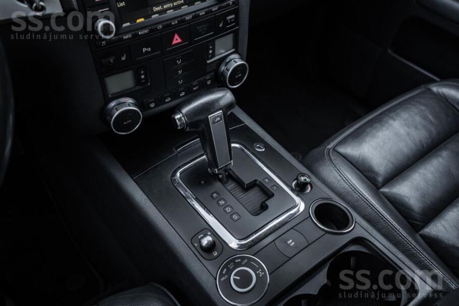 Pelēks Volkswagen Touareg 2006 Rīga, ar dzinēja tilpumu 3.00 L un nobraukumu 324 tūkst. km par 2995 €, foto 20 vietnē AUTOMOTO.COM.LV
