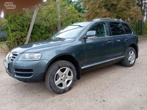 Grey Volkswagen Touareg 2006 in Ukmerge, with an engine capacity of 3.00 L and mileage of 403 thousand km for 3200 €, photo 3 on AUTOMOTO.COM.LV