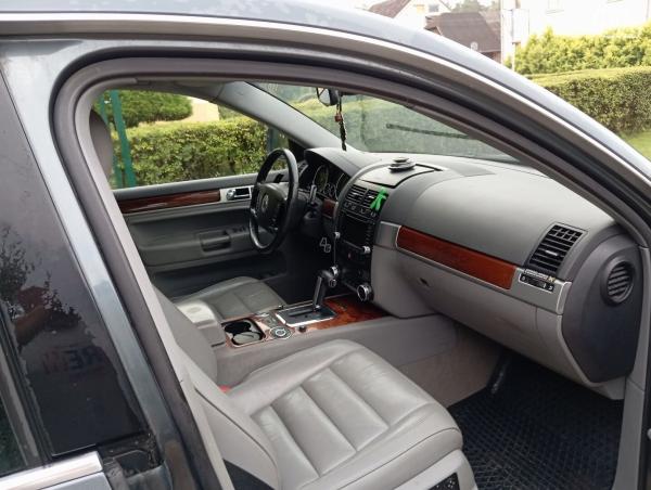 Pelēks Volkswagen Touareg 2006 Ukmergė, ar dzinēja tilpumu 3.00 L un nobraukumu 403 tūkst. km par 3200 €, foto 9 vietnē AUTOMOTO.COM.LV