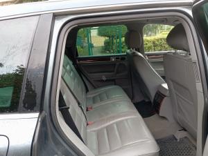 Grey Volkswagen Touareg 2006 in Ukmerge, with an engine capacity of 3.00 L and mileage of 403 thousand km for 3200 €, photo 11 on AUTOMOTO.COM.LV