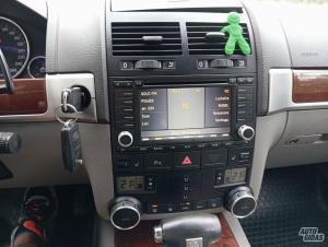 Grey Volkswagen Touareg 2006 in Ukmerge, with an engine capacity of 3.00 L and mileage of 403 thousand km for 3200 €, photo 12 on AUTOMOTO.COM.LV