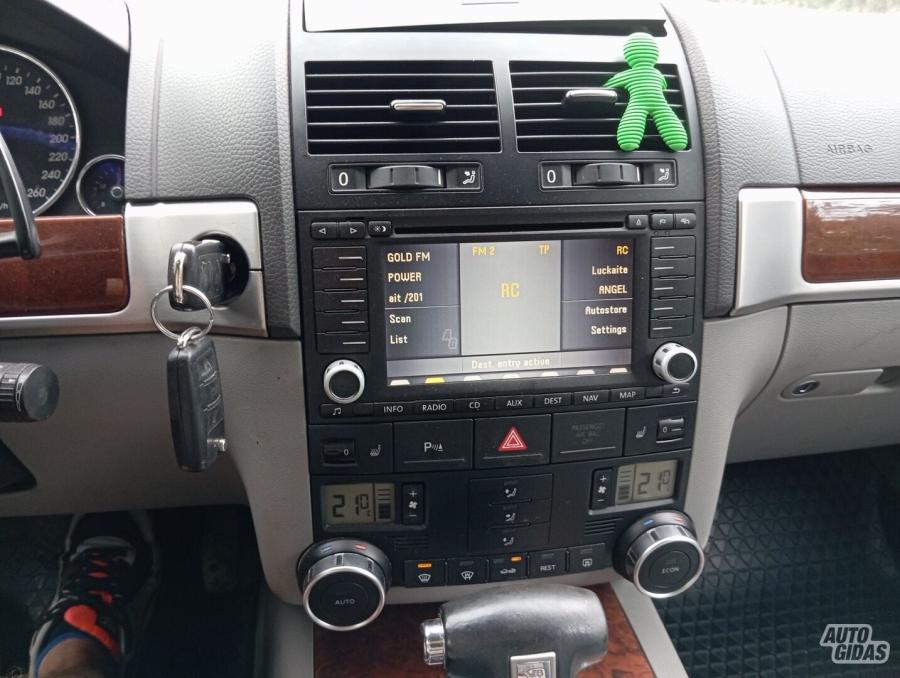 Grey Volkswagen Touareg 2006 in Ukmerge, with an engine capacity of 3.00 L and mileage of 403 thousand km for 3200 €, photo 12 on AUTOMOTO.COM.LV