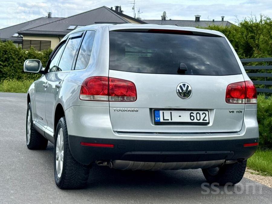 Pelēks Volkswagen Touareg 2006 Rīga, ar dzinēja tilpumu 3.00 L un nobraukumu 370 tūkst. km par 2950 €, foto 4 vietnē AUTOMOTO.COM.LV