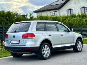 Pelēks Volkswagen Touareg 2006 Rīga, ar dzinēja tilpumu 3.00 L un nobraukumu 370 tūkst. km par 2950 €, foto 8 vietnē AUTOMOTO.COM.LV
