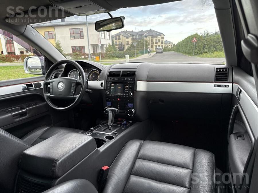Pelēks Volkswagen Touareg 2006 Rīga, ar dzinēja tilpumu 3.00 L un nobraukumu 370 tūkst. km par 2950 €, foto 10 vietnē AUTOMOTO.COM.LV