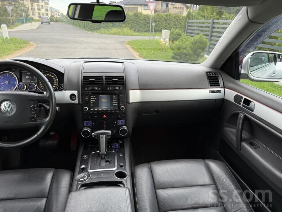 Pelēks Volkswagen Touareg 2006 Rīga, ar dzinēja tilpumu 3.00 L un nobraukumu 370 tūkst. km par 2950 €, foto 12 vietnē AUTOMOTO.COM.LV