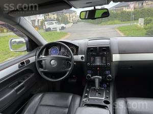 Pelēks Volkswagen Touareg 2006 Rīga, ar dzinēja tilpumu 3.00 L un nobraukumu 370 tūkst. km par 2950 €, foto 13 vietnē AUTOMOTO.COM.LV