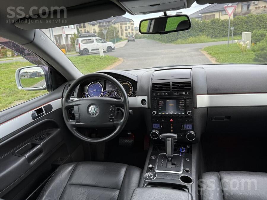 Pelēks Volkswagen Touareg 2006 Rīga, ar dzinēja tilpumu 3.00 L un nobraukumu 370 tūkst. km par 2950 €, foto 13 vietnē AUTOMOTO.COM.LV