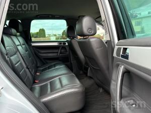 Pelēks Volkswagen Touareg 2006 Rīga, ar dzinēja tilpumu 3.00 L un nobraukumu 370 tūkst. km par 2950 €, foto 16 vietnē AUTOMOTO.COM.LV