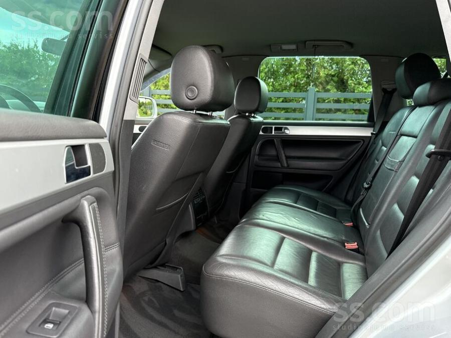 Pelēks Volkswagen Touareg 2006 Rīga, ar dzinēja tilpumu 3.00 L un nobraukumu 370 tūkst. km par 2950 €, foto 17 vietnē AUTOMOTO.COM.LV