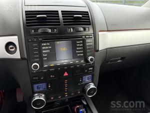 Pelēks Volkswagen Touareg 2006 Rīga, ar dzinēja tilpumu 3.00 L un nobraukumu 370 tūkst. km par 2950 €, foto 18 vietnē AUTOMOTO.COM.LV